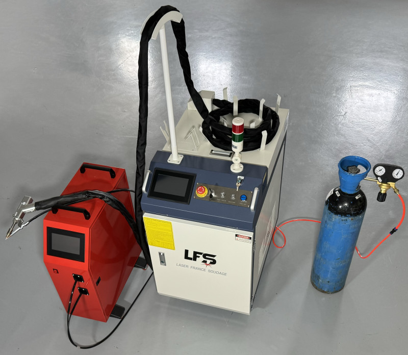 Louer poste à souder laser 2000w 3en1 ( Soudage, Découpe et Décapage ...